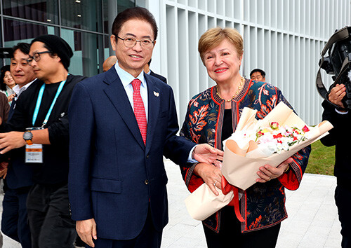 [경주 APEC] IMF 총재, 경북 K-컬처 매력에 빠지다 | 일요신문